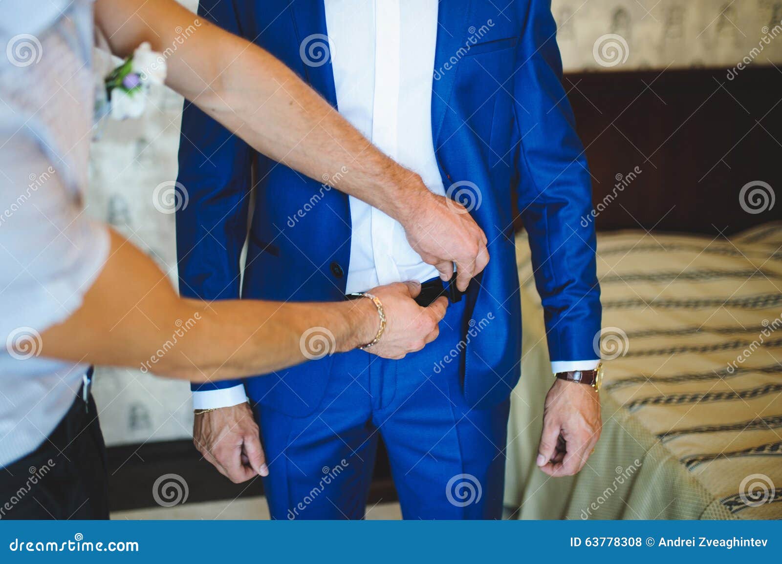 De Voorbereiding Van De Bruidegom Stock Foto - Image of koppeling, boog ...