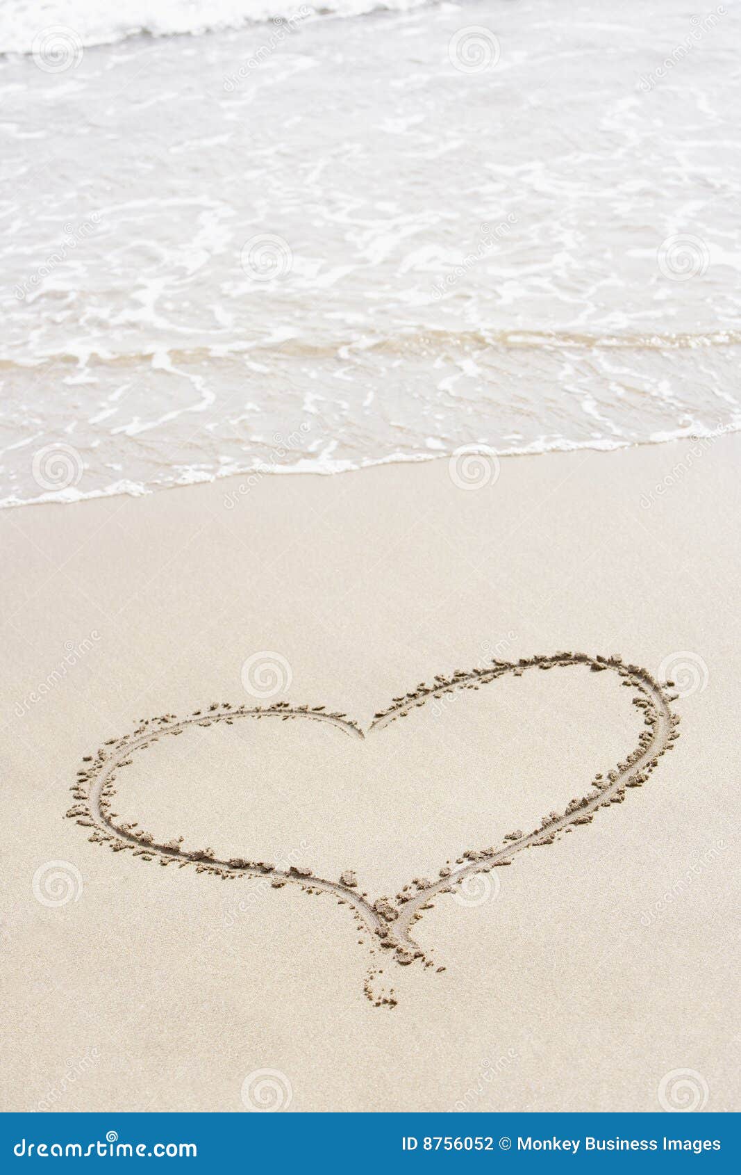 De Vorm Van Het Hart Die in Het Zand Wordt Getrokken Stock Foto - Image ...