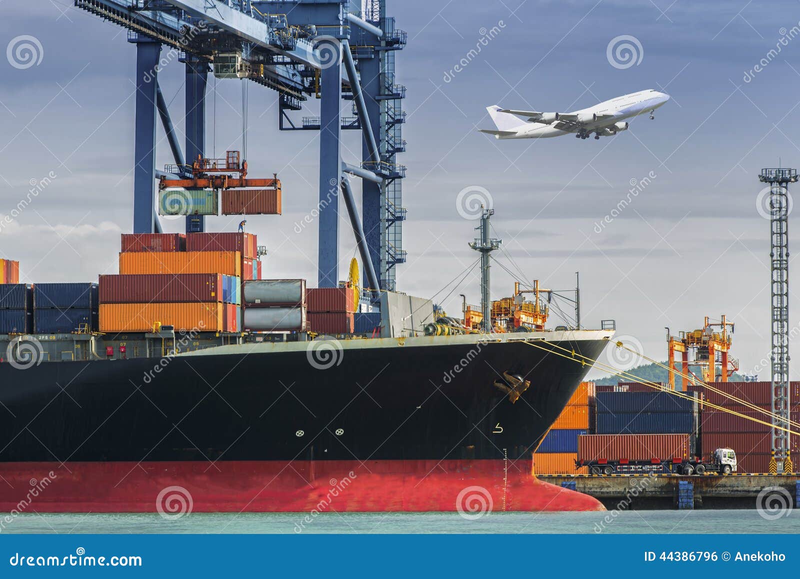 De Vrachtschip Van De Containerlading Stock Foto - Image of industrie ...