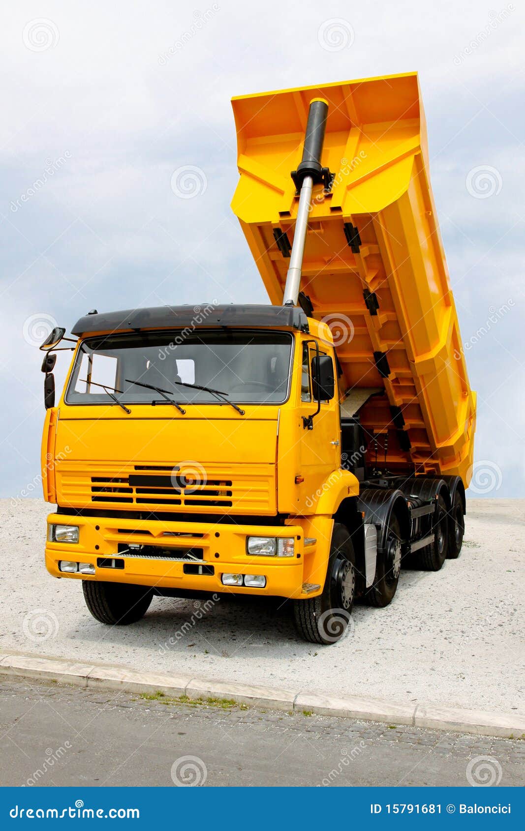 De Vrachtwagen Van De Kipper Stock Afbeelding - Image of lozing, bouw ...