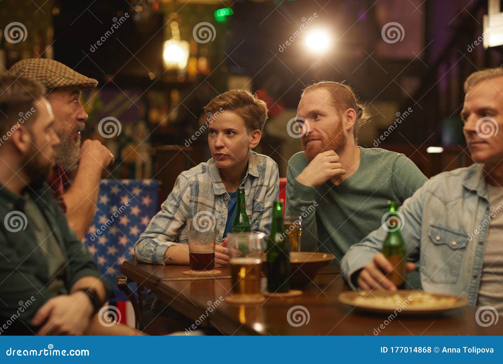 De Vrienden Hebben Een Vergadering In De Bar Stock Foto Image Of