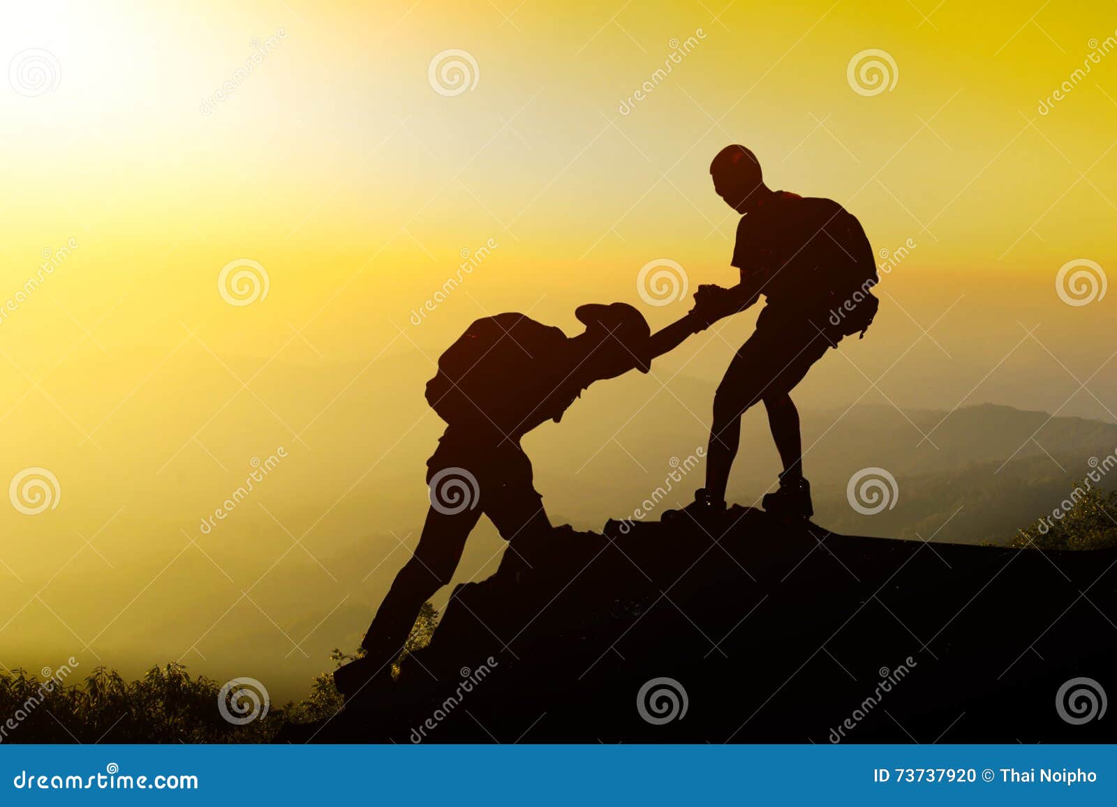 De Vrienden Helpen Bij De Top Stock Foto - Image of ochtend, hoogte ...