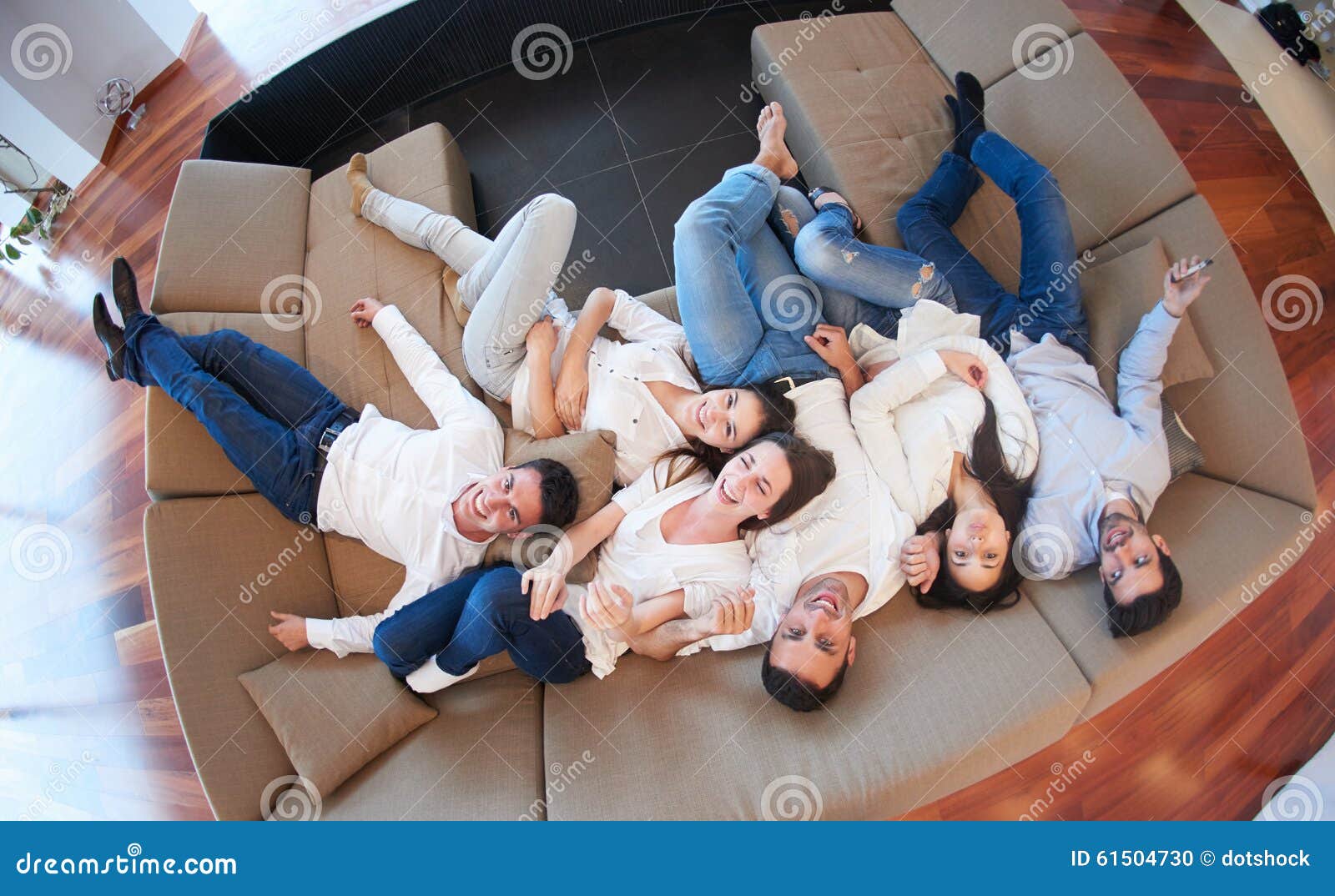 De Vriendengroep Wordt Thuis Ontspannen Stock Foto - Image of vriend ...