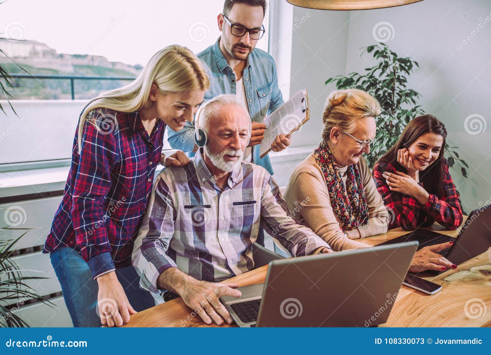 De Vrijwilligers Helpen Hogere Mensen Op De Computer Stock Afbeelding ...