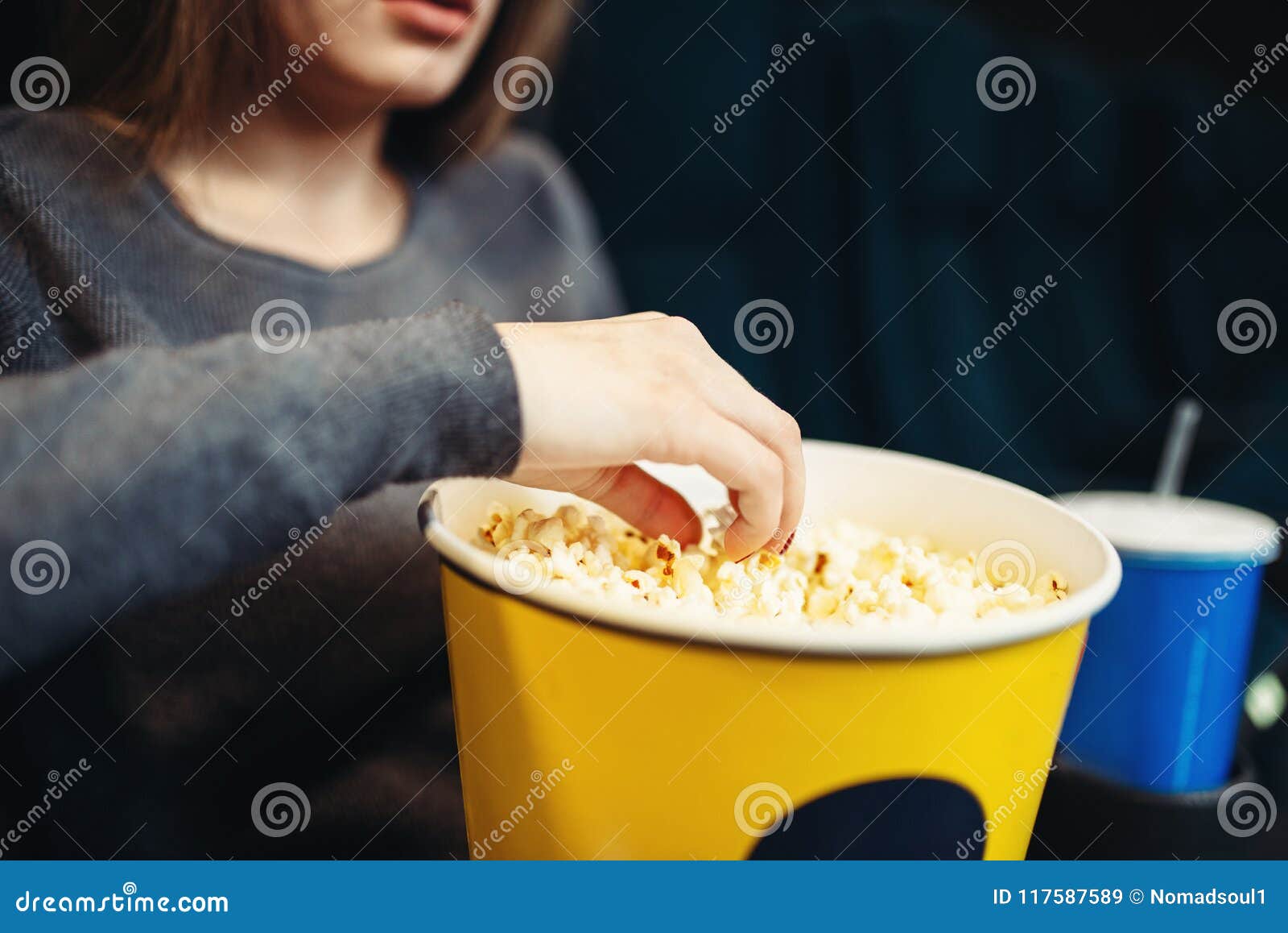 De Vrouw Eet Popcorn Terwijl Het Letten Van Op Film In Bioskoop Stock