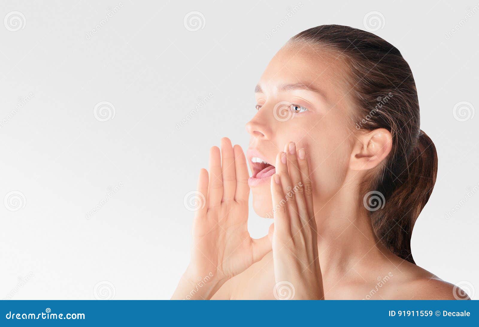 De Vrouw Gilt of Schreeuwt of Roept Boos Iemand, Stock Afbeelding ...