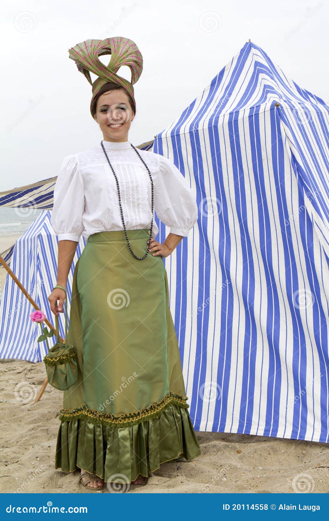 De Vrouw Kleedde Zich in Uitstekende Kleren Redactionele Stock Foto ...