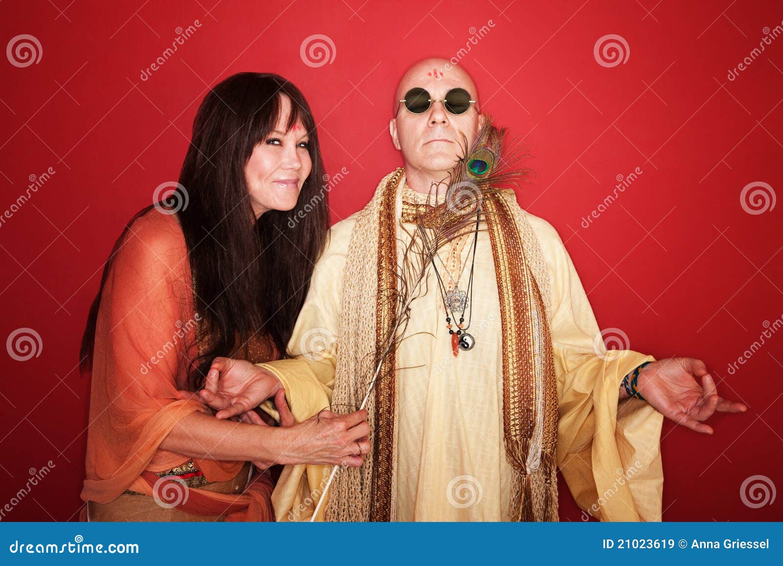 De Vrouw Probeert Om Mediterende Goeroe Te Storen Stock Afbeelding ...