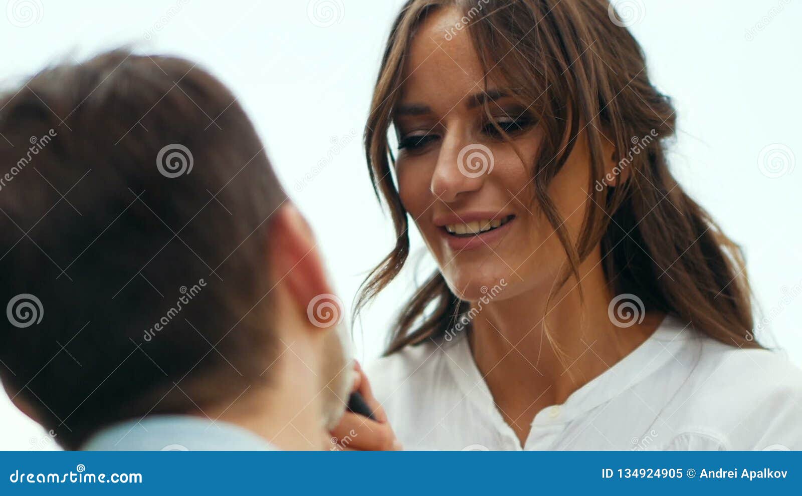 De Vrouw Scheert Haar Echtgenoot Het Scheren Effect Stock Video - Video ...