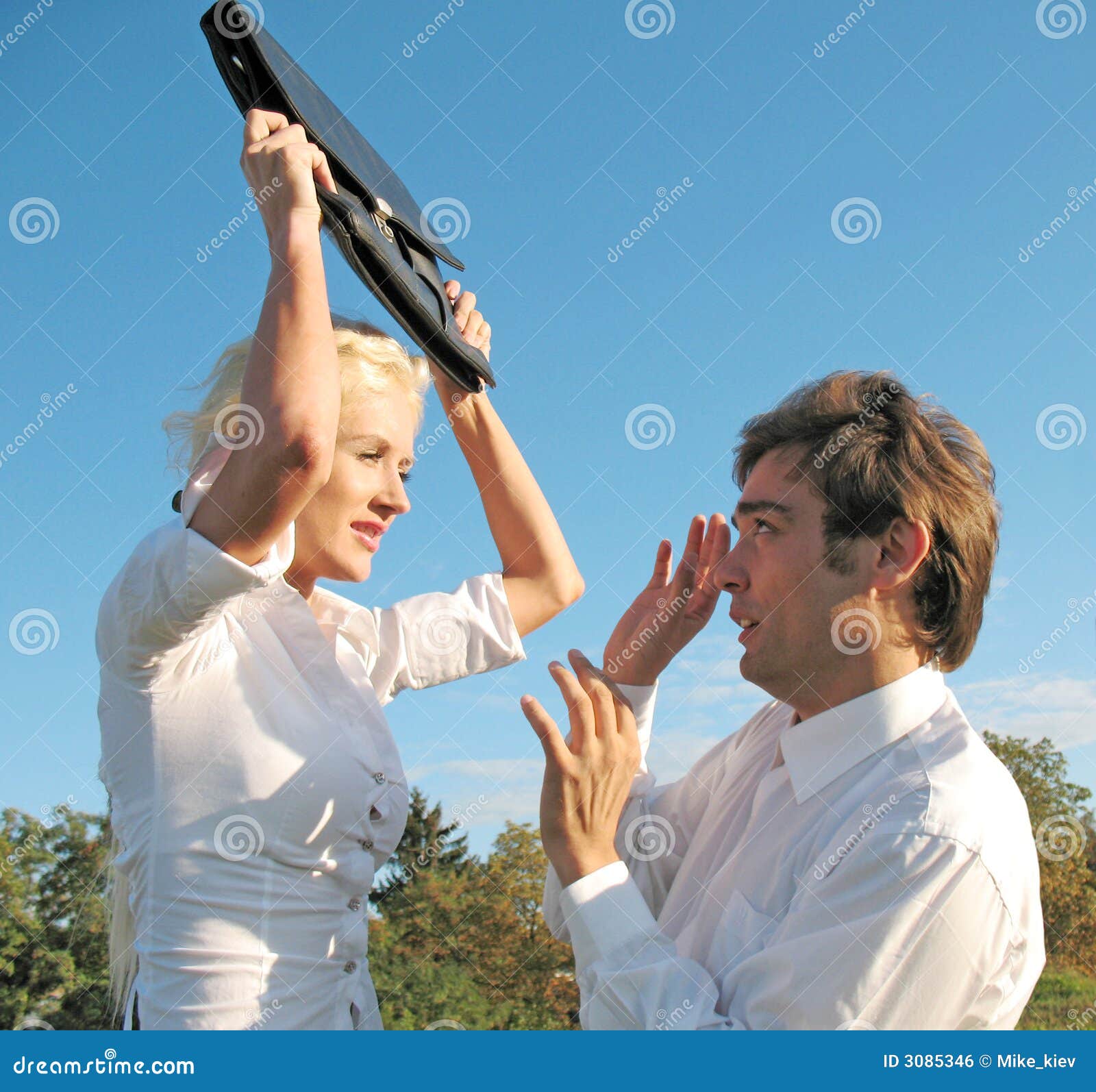 De vrouw slaat de man stock foto. Image of besluiten, onderdrukken ...