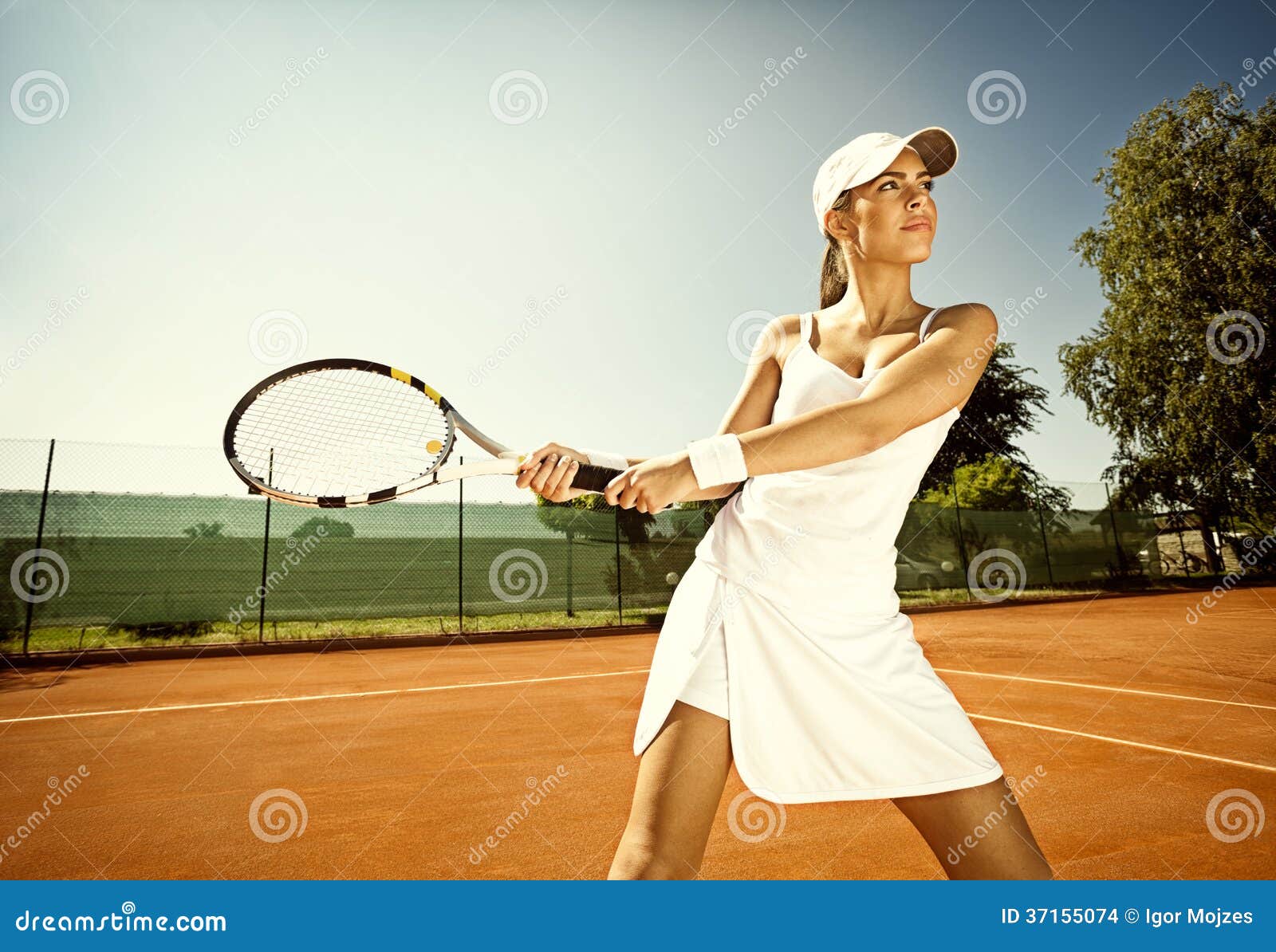 De vrouw speelt tennis stock foto. Image of praktijk - 37155074