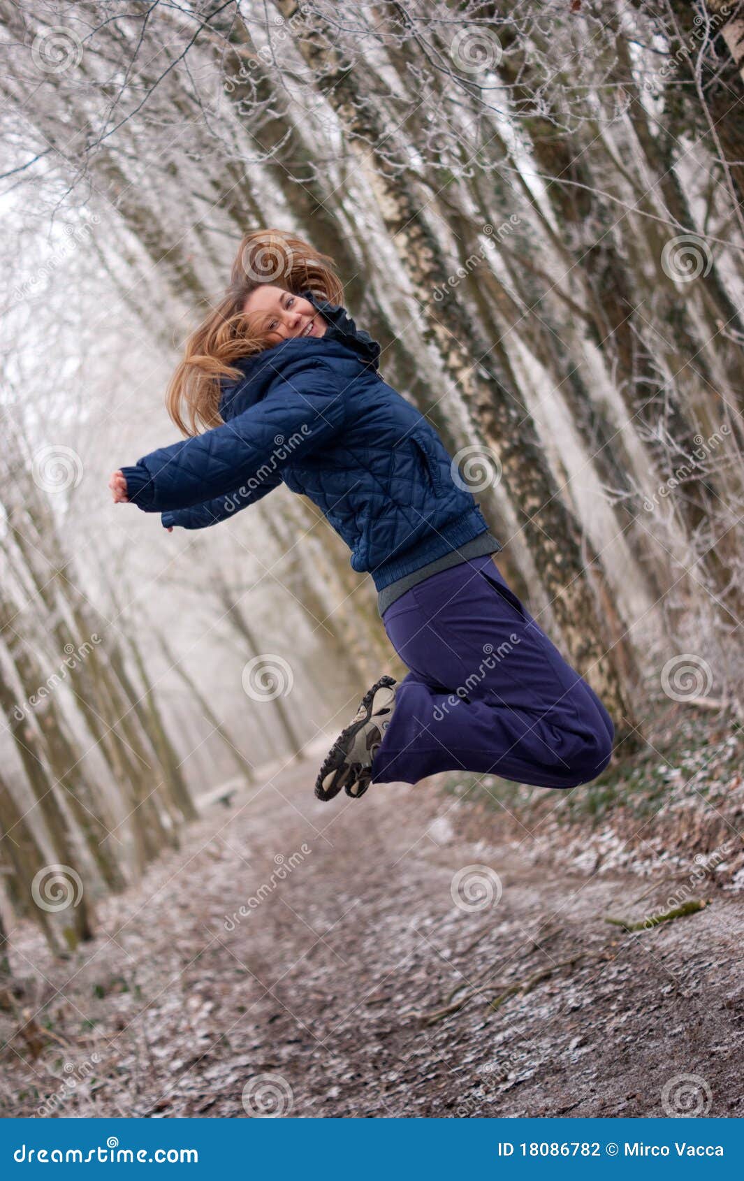 De vrouw springt hoog stock foto. Image of kaukasisch - 18086782