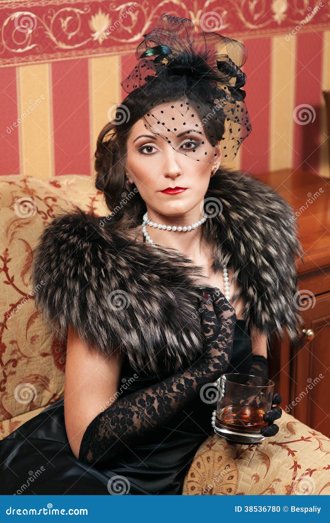 De Vrouw in Strikte Kleren in Een Retro Stijl. Stock Foto - Image of ...