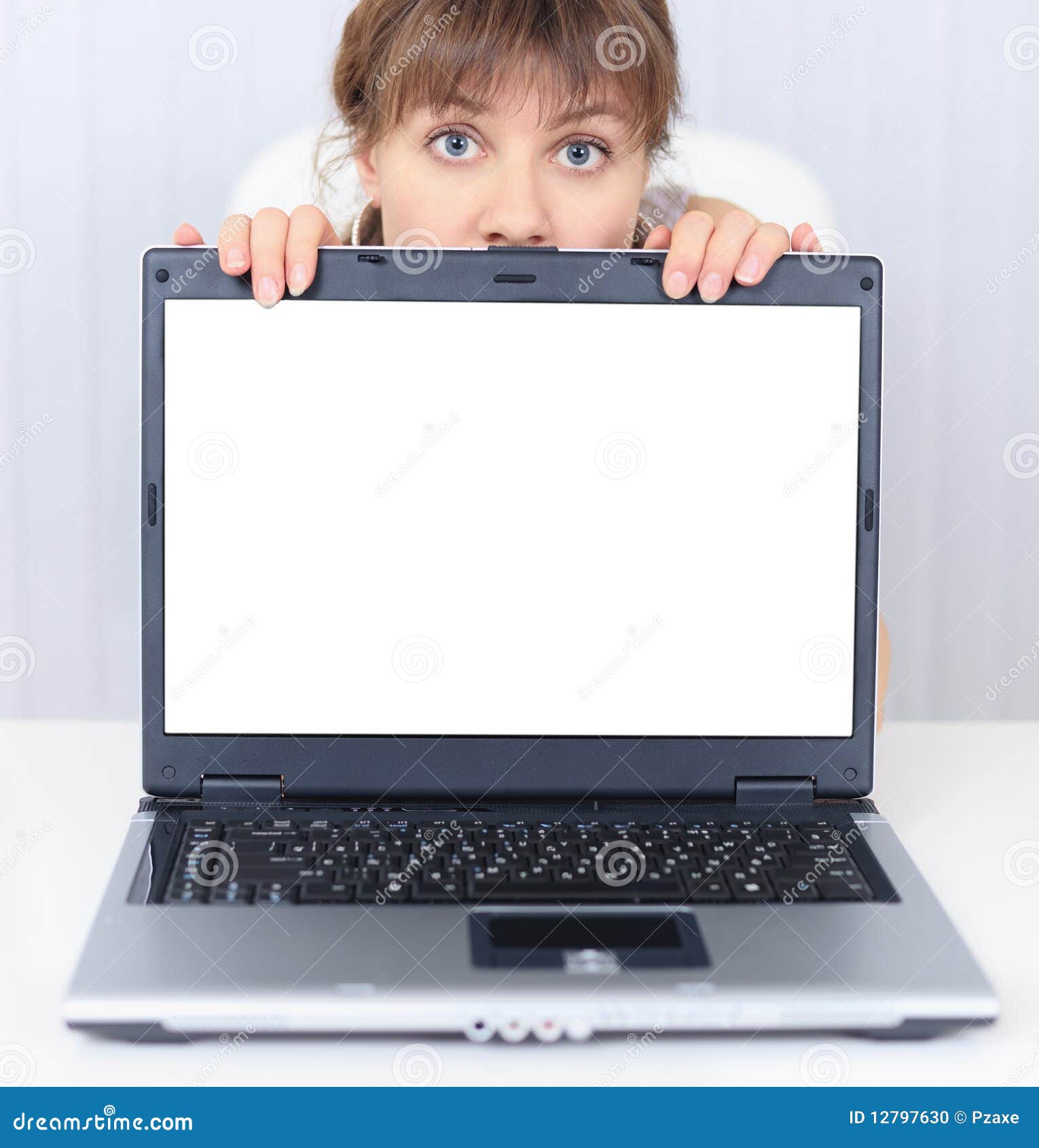 De Vrouw Toont Ons Het Leeg Computerscherm Stock Foto - Image of mooi ...