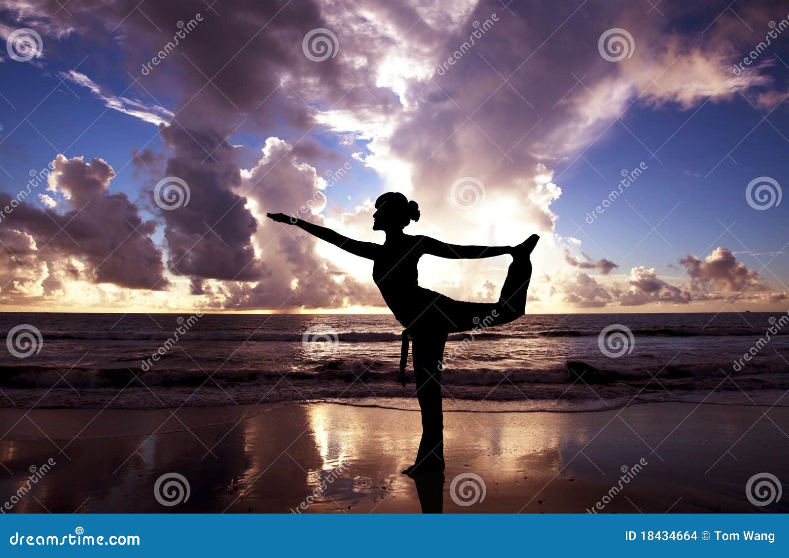 De Vrouw Van De Yoga Op Het Strand Stock Foto - Image of handen ...