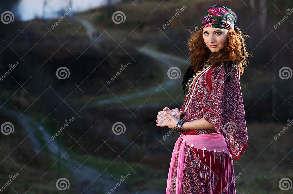 De Vrouw van de zigeuner stock afbeelding. Image of kleding - 8664619