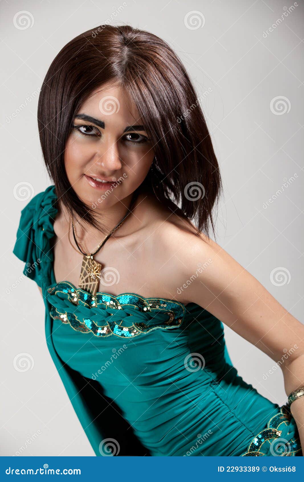 De Vrouw Van Het Portret in Een Groene Kleding Stock Afbeelding - Image ...