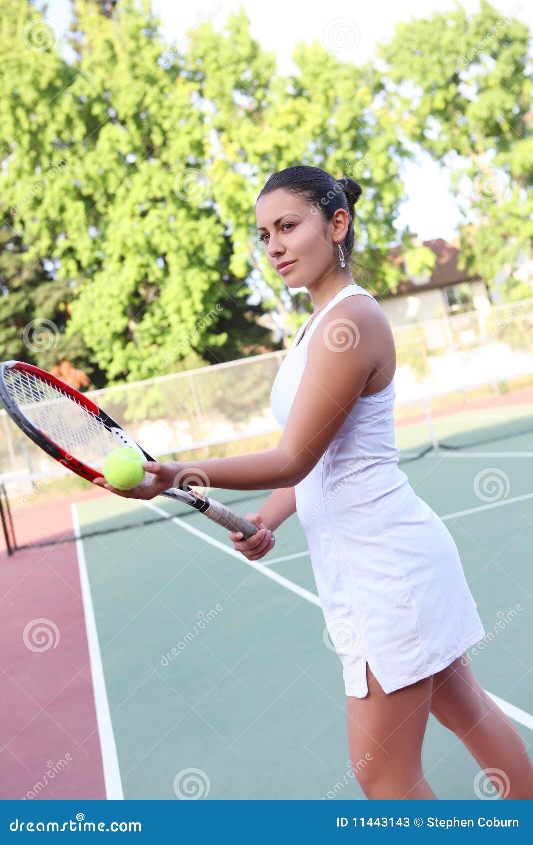 De Vrouw Van Het Tennis Klaar Te Dienen Stock Afbeelding - Image of ...