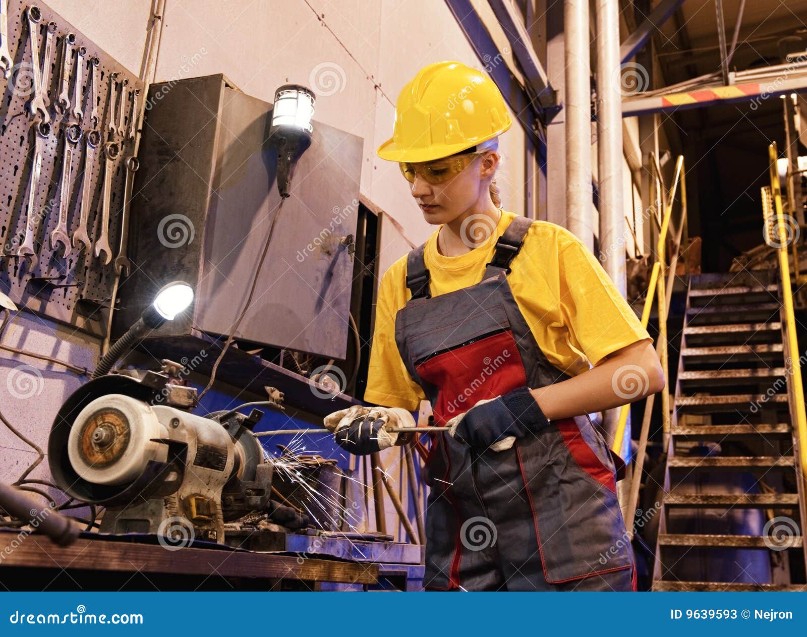 De Vrouwelijke Arbeider Van De Fabriek Stock Afbeelding - Image of ...