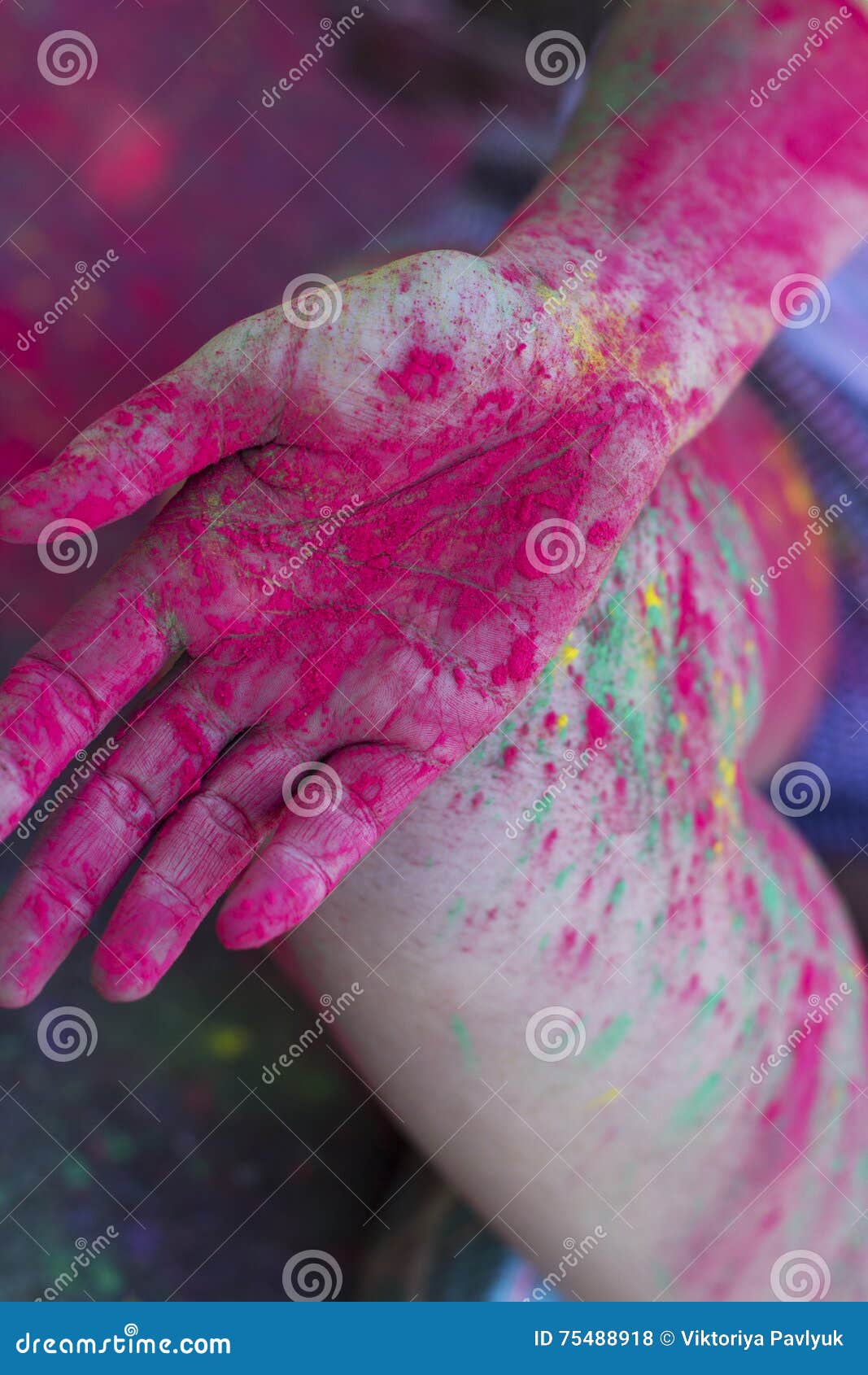 De Vrouwelijke Hand Behandelde Droge Verf Stock Foto - Image of cultuur ...