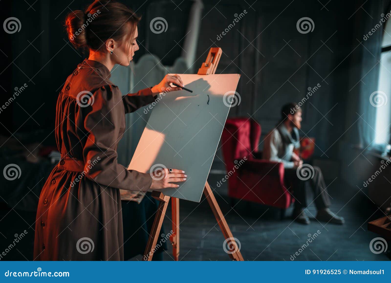 De Vrouwelijke Schilder Schildert Mensenportret in Kunststudio Stock ...