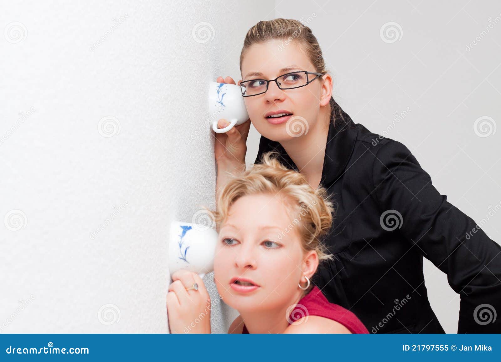 De vrouwen spioneren stock afbeelding. Image of luisteren - 21797555