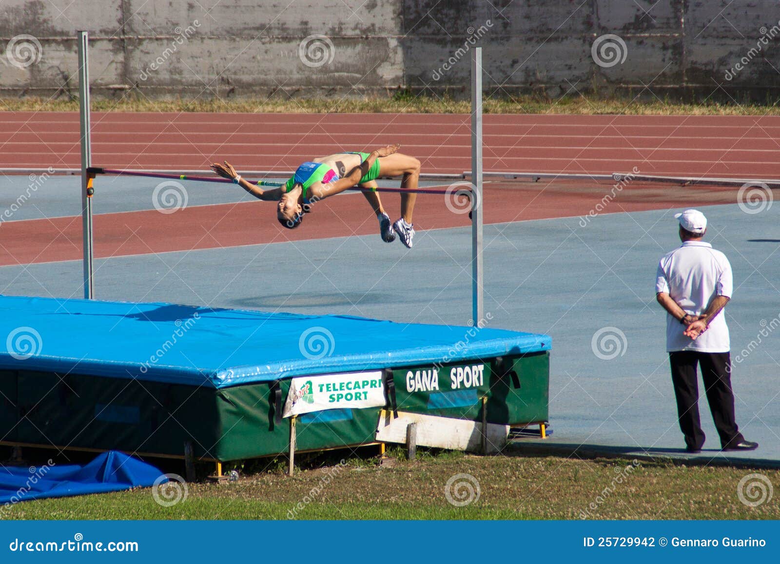 De Vrouwen Van Hoogspringen Redactionele Fotografie - Image of kluis ...