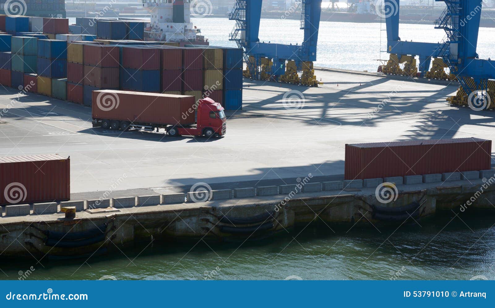 De Wagen Draagt Een Grote Container in Haventerminal Stock Foto - Image ...