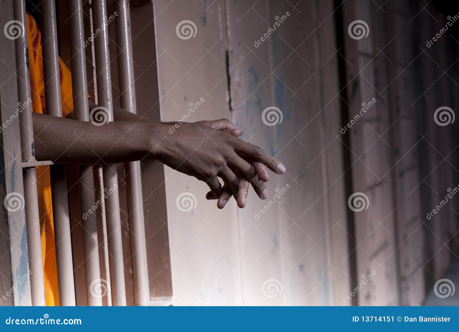 De Wapens Die Van De Gevangene Op De Staven Van De Cel Rusten Stock ...