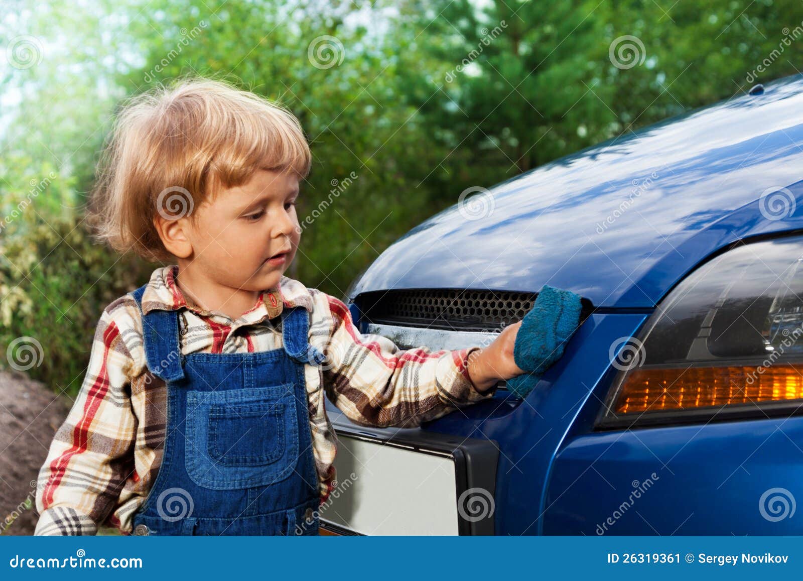 De Wasauto Van Het Jonge Geitje Met Spons Stock Afbeelding - Image of ...