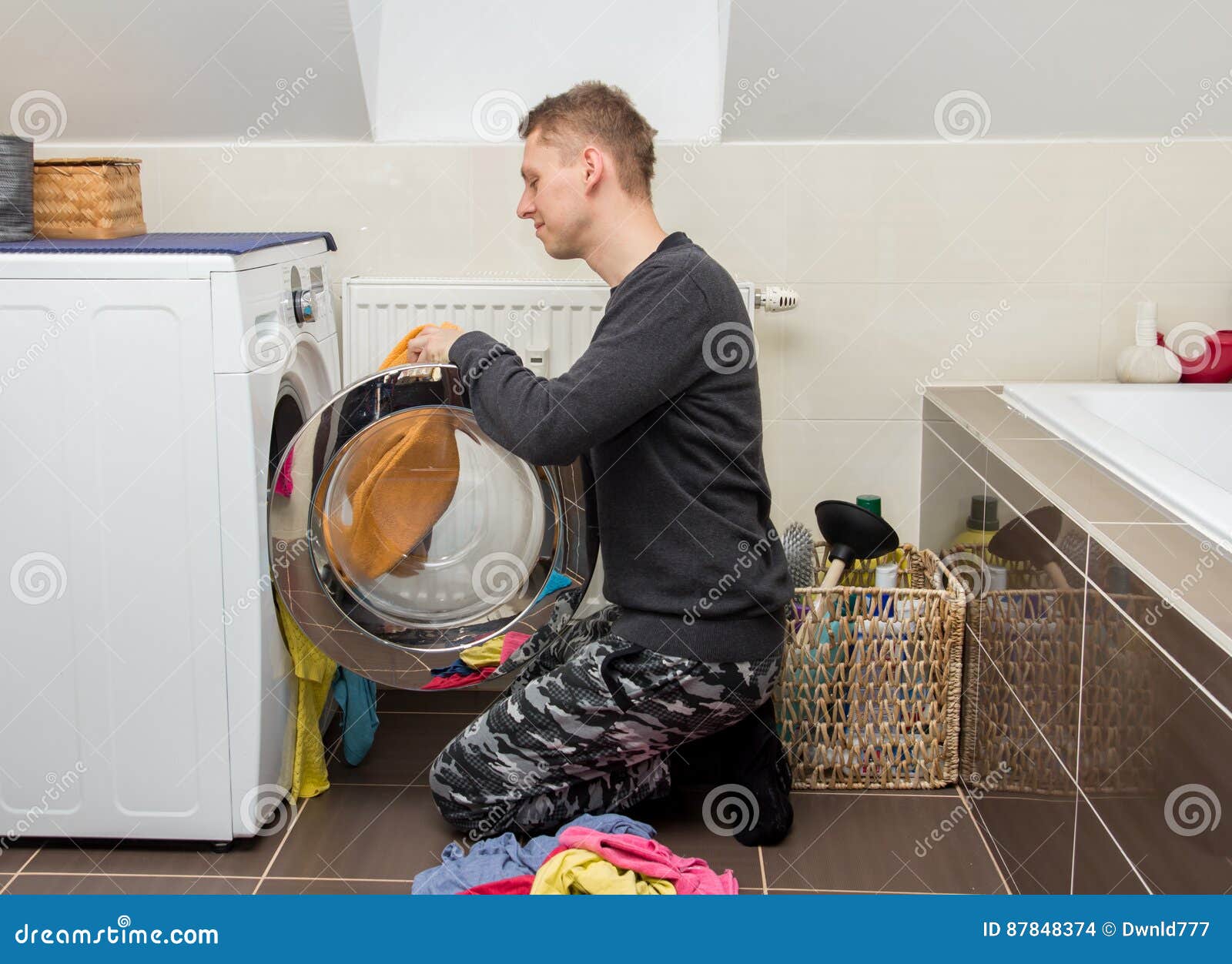 De Wasserij Van De Mensenlading in Wasmachine Stock Foto - Image of ...