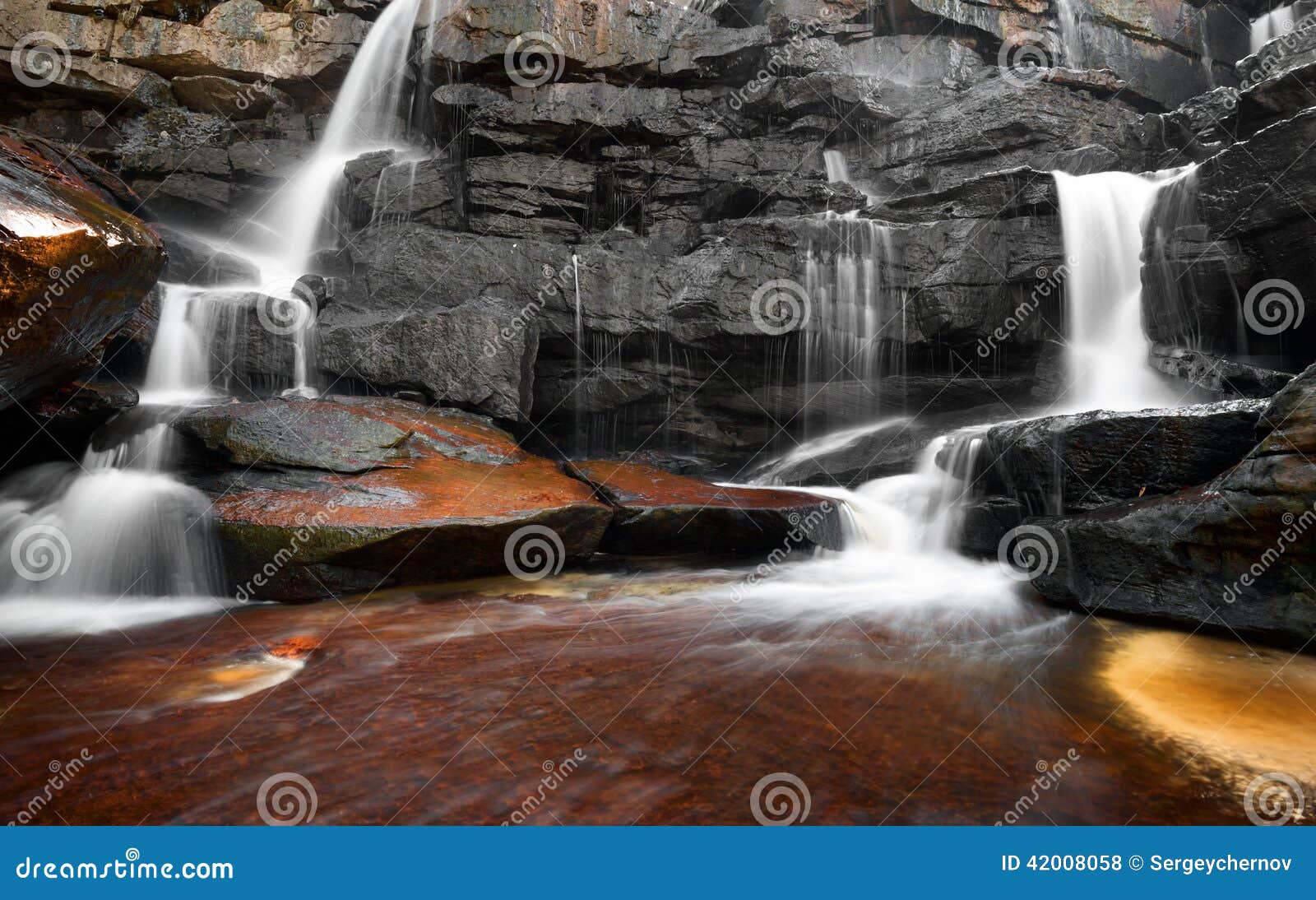 De Waterval Van De Bergrivier, Rotsen En Schoon Water Stock Foto ...