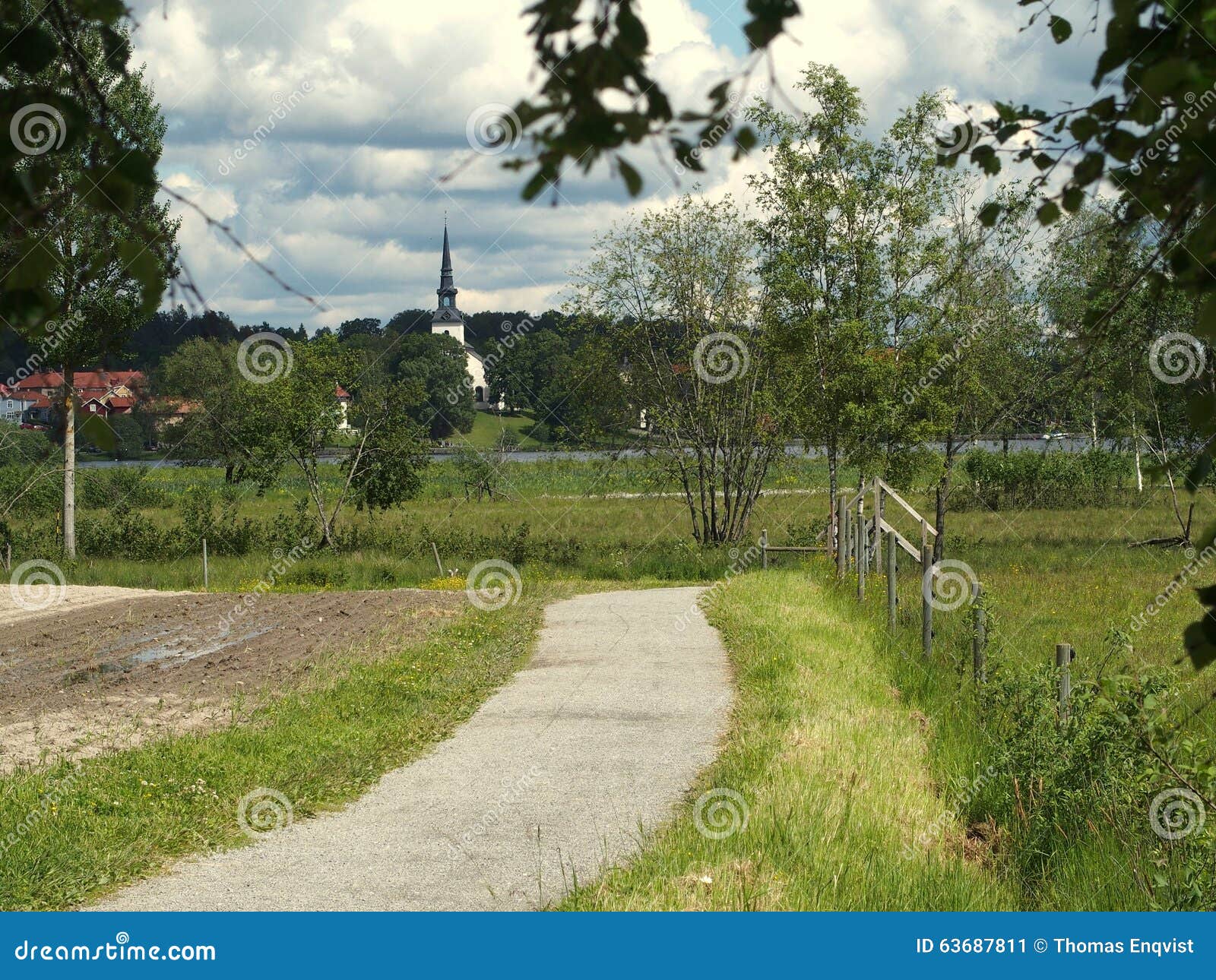 De weg van het platteland stock afbeelding. Image of omheining - 63687811 De weg van het platteland stock afbeelding. Image of omheining - 63687811
