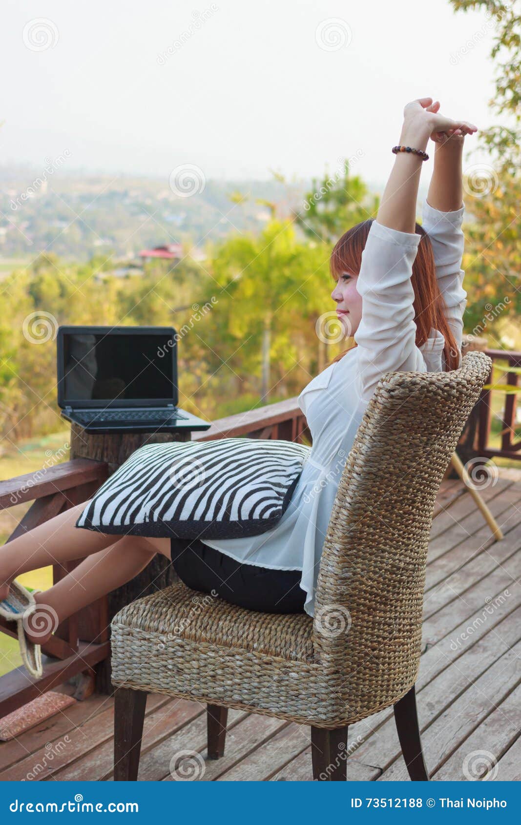 De Werknemers Werken Tijdens Rust En Ontspanning Stock Foto - Image of ...