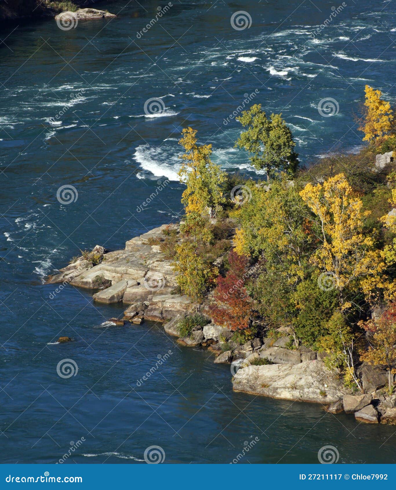 De Werveling Van De Stroomversnelling in De Rivier Stock Afbeelding ...