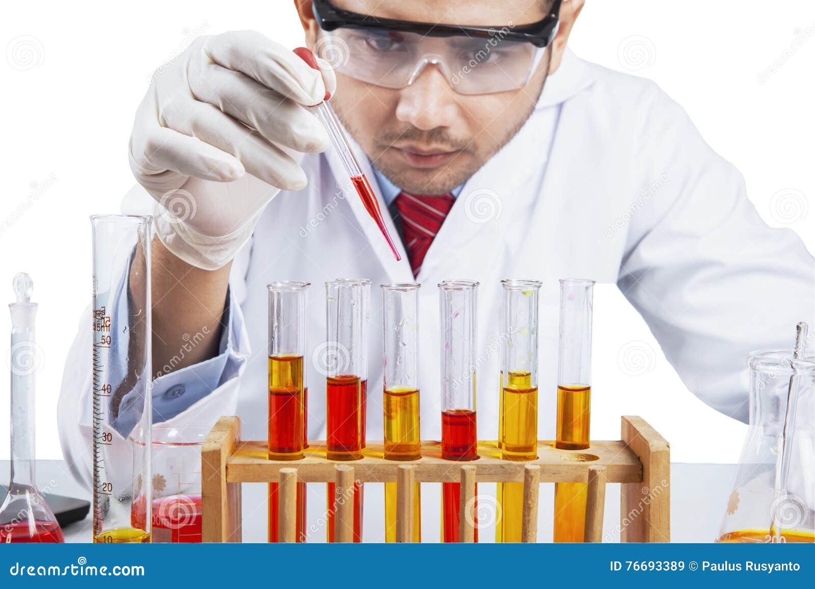 De Wetenschapper Maakt Reactie Van Chemisch Product Stock Afbeelding ...