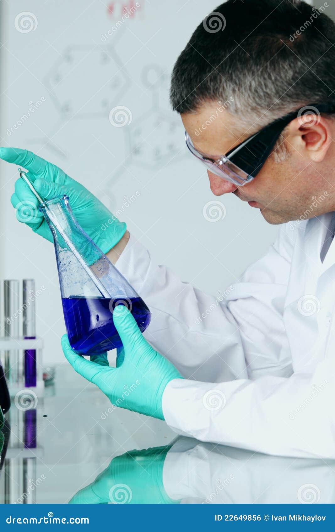 De Wetenschapper Van De Chemie Stock Foto - Image of geïsoleerd ...