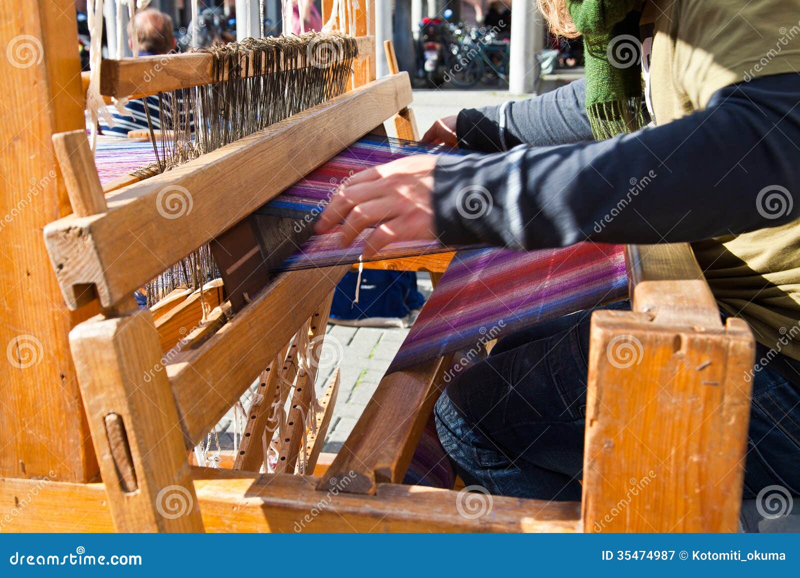 De wever weeft een doek stock afbeelding. Image of weefgetouw - 35474987