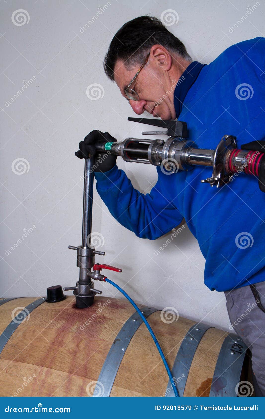 De Wijnmaker Van De Wijnkelder Stock Afbeelding - Image of achtergrond ...