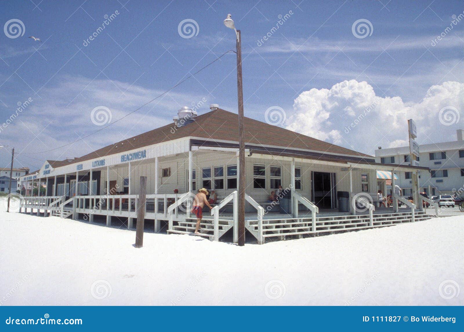 De Winkel Van Het Strand Met Mensen Stock Afbeelding - Image of mensen ...
