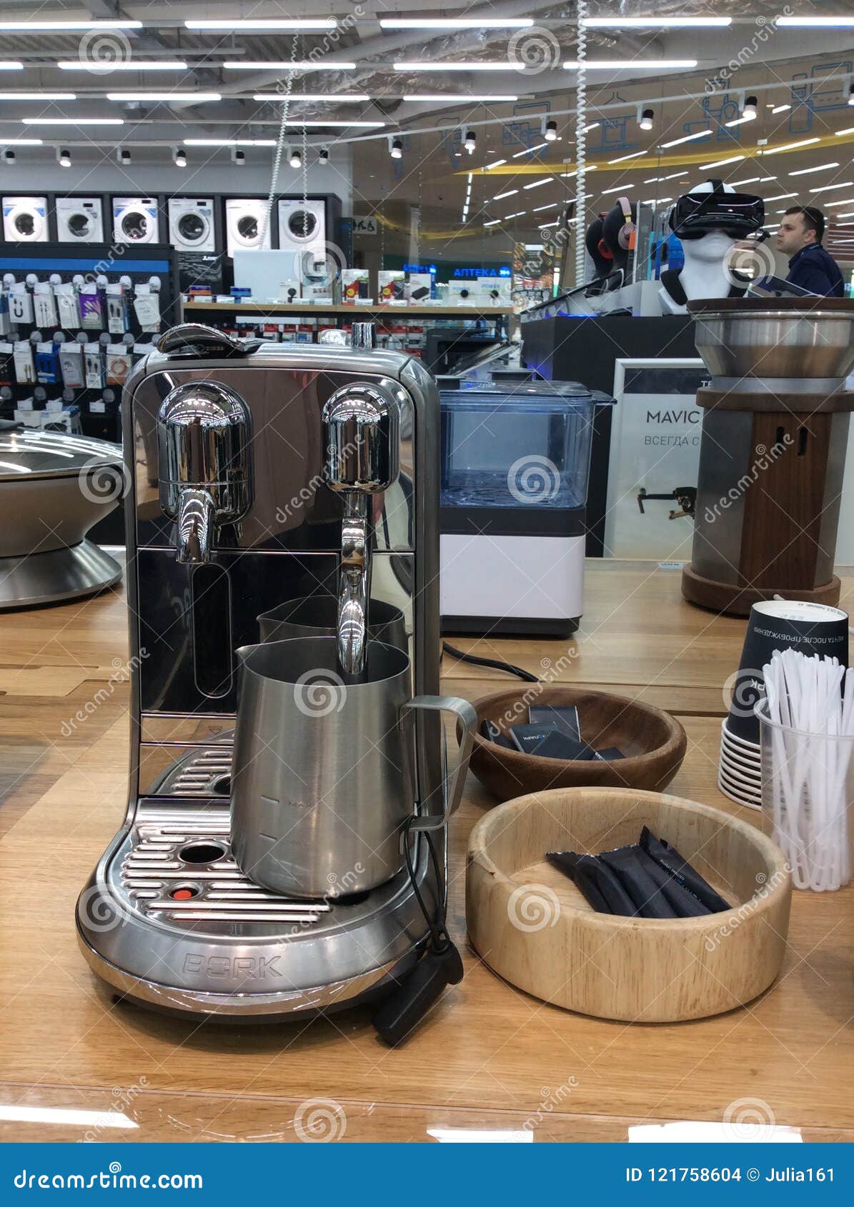 De Winkel Van Keukentoestellen, Coffe Machine Redactionele Stock ...