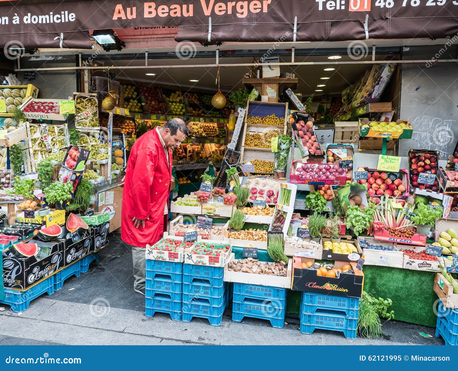 De Winkelier Van Parijs Onderzoekt Zijn Groenten Bij Fruittribune ... De Winkelier Van Parijs Onderzoekt Zijn Groenten Bij Fruittribune ...