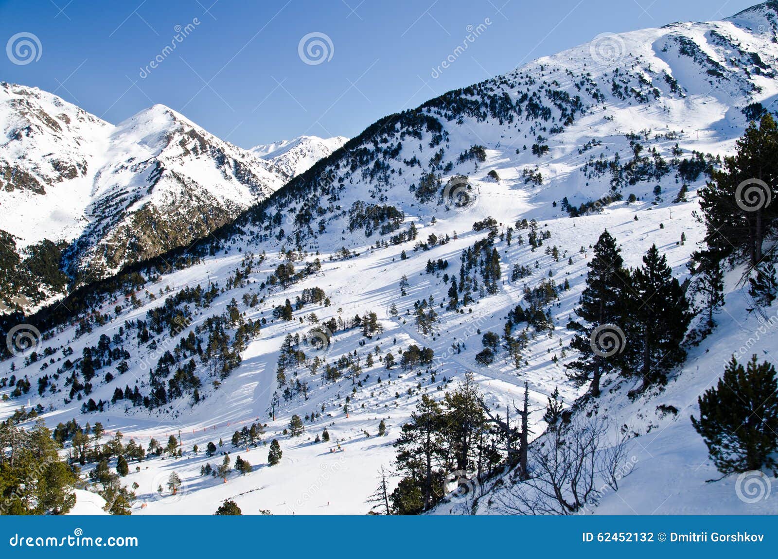 De winter in de Pyreneeën stock foto. Image of bergen - 62452132
