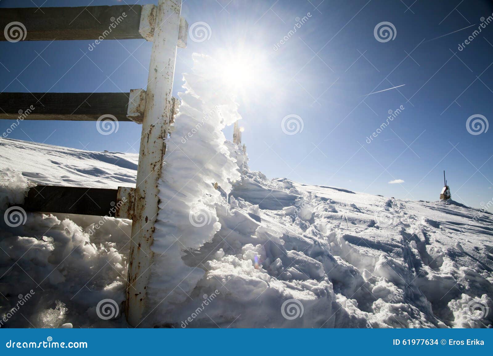 De Winterachtergrond Met Sneeuw En Ijs Stock Foto - Image of bergtop ...