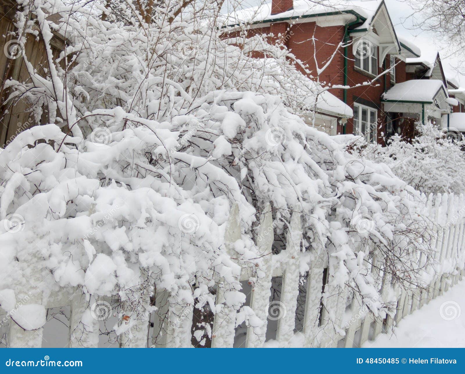 De winterhuis stock afbeelding. Image of seizoengebonden - 48450485