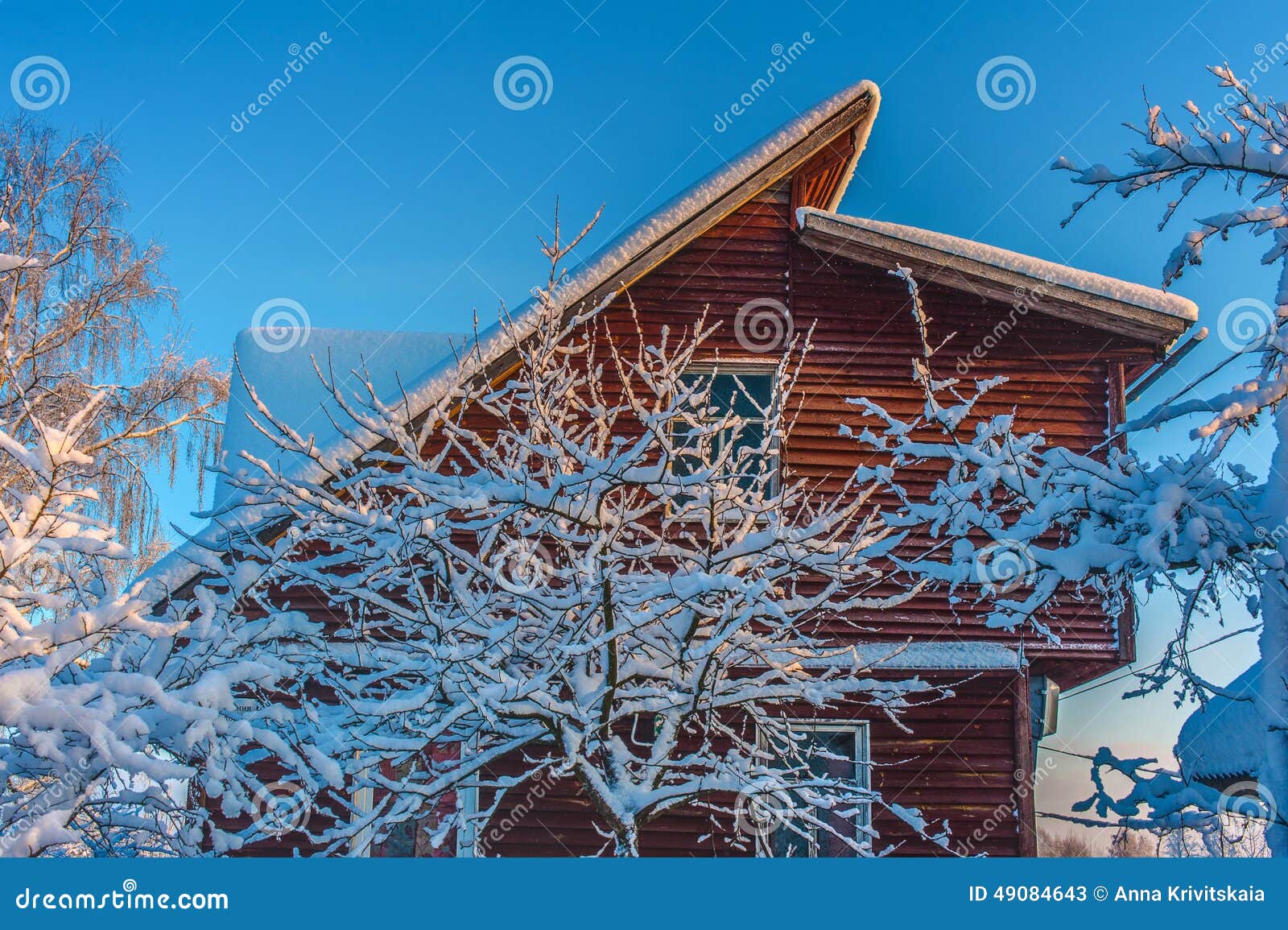 De winterhuis stock afbeelding. Image of bekleding, architectuur - 49084643