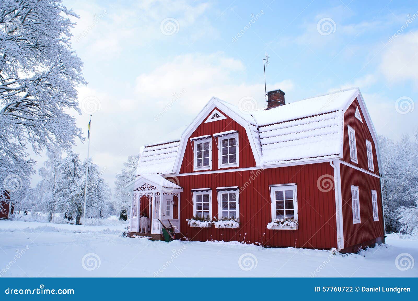 De winterhuis in Zweden stock foto. Image of winter, buiten - 57760722