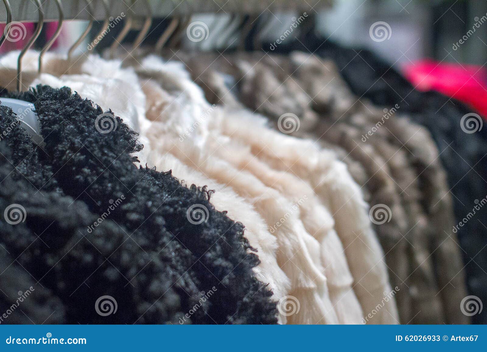 De Winterlaag Het Hangen Op Het Rek in De Opslag Stock Afbeelding ...