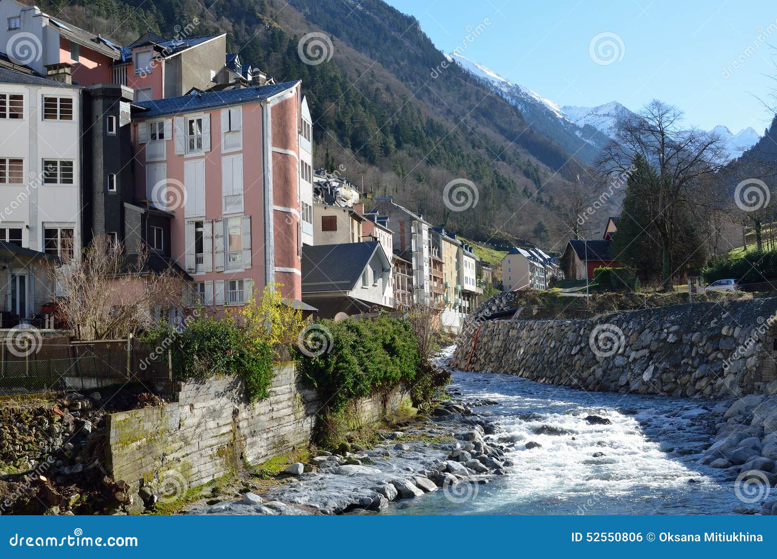 De Wintermening Van De Cauterets Spa Stad Stock Foto - Image of winter ...