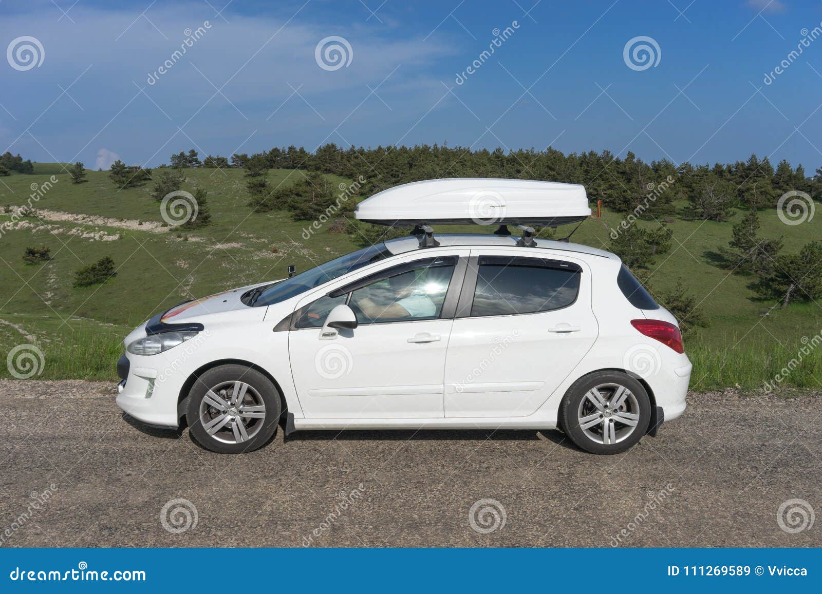 De Witte Auto Op De Achtergrond Van Natuurlijk Landschap Redactionele ...